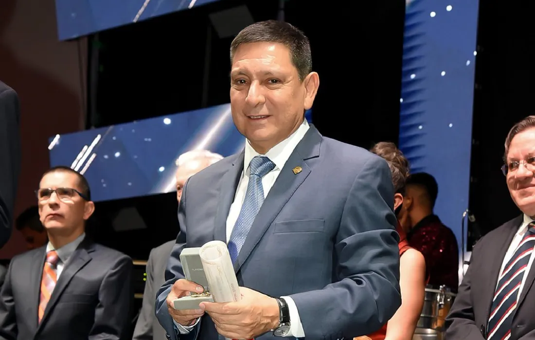 Profesor javeriano recibió la medalla al Mérito Solidario de Promedico ...